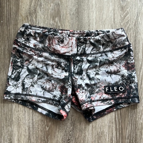 Fleo | Shorts | Fleo Shorts Size Small | Poshmark